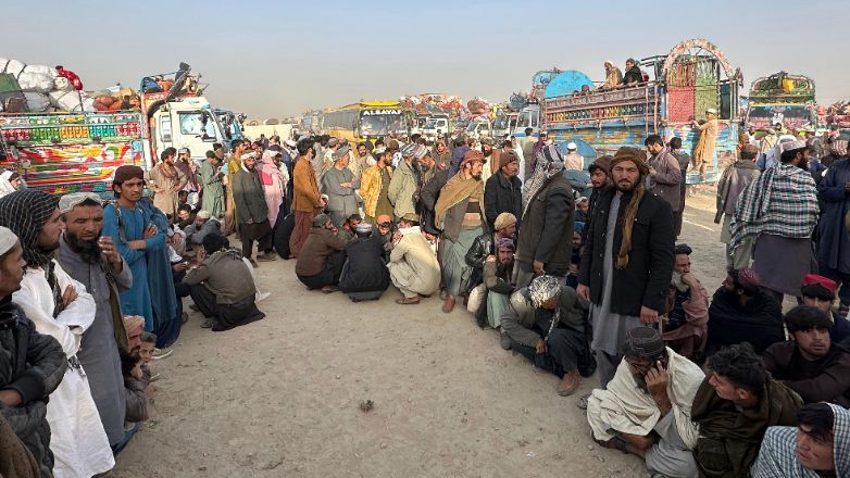 Πακιστάν: Πάνω από 100.000 άνθρωποι χωρίς έγγραφα επέστρεψαν στο Αφγανιστάν μέσω του συνοριακού ...