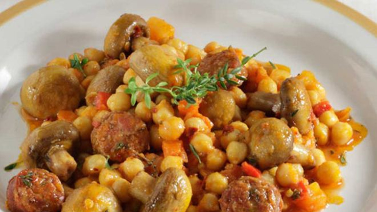 Ρεβίθια με μανιτάρια και λουκάνικα - Zougla