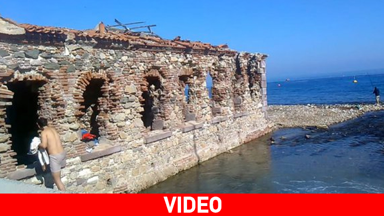 Μετανάστες κάνουν μπάνιο στα παγωμένα νερά δίπλα στη ΔΕΗ Λέσβου - Zougla