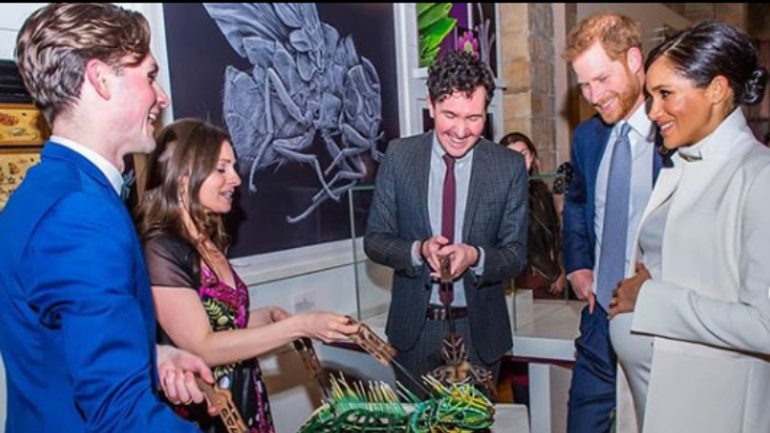 Ο Χάρι και η Μέγκαν σε θεατρική παράσταση για τον Δαρβίνο - Zougla
