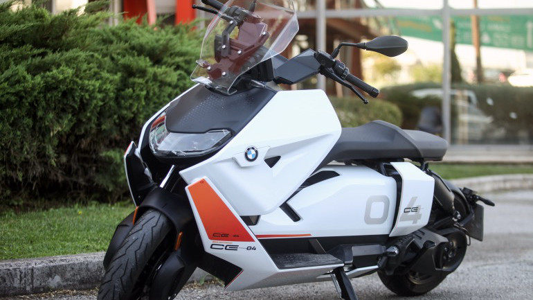 Σε αναζήτηση πρίζας με την BMW CE 04 (video) - Zougla