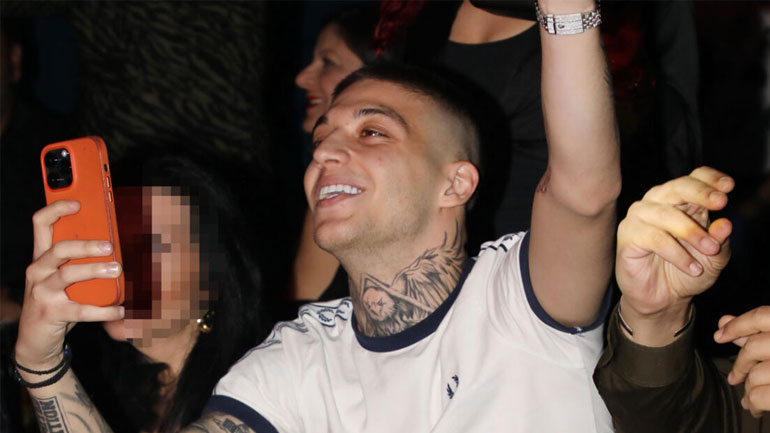 Trannos: «Έλουσε» με χαρτονομίσματα τραγουδιστή την ώρα που τραγουδούσε ...