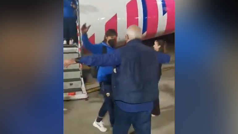 Ο Μελισσανίδης υποδέχθηκε την αποστολή της ΑΕΚ - Θερμή αγκαλιά με τον Αλμέιδα - Zougla