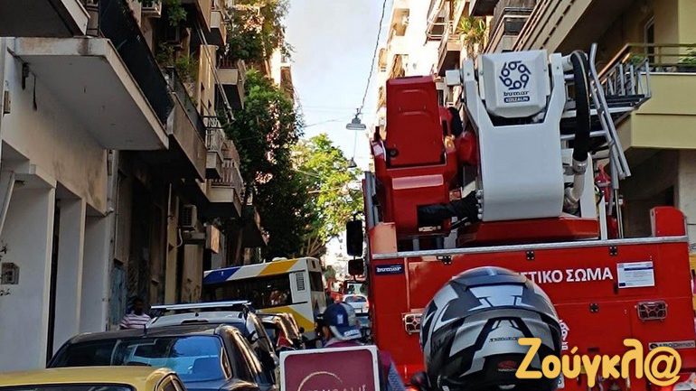 Φωτιά σε πολυκατοικία στα Εξάρχεια - Zougla