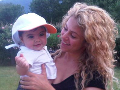 Στην εξοχή με τον γιο της - Zougla